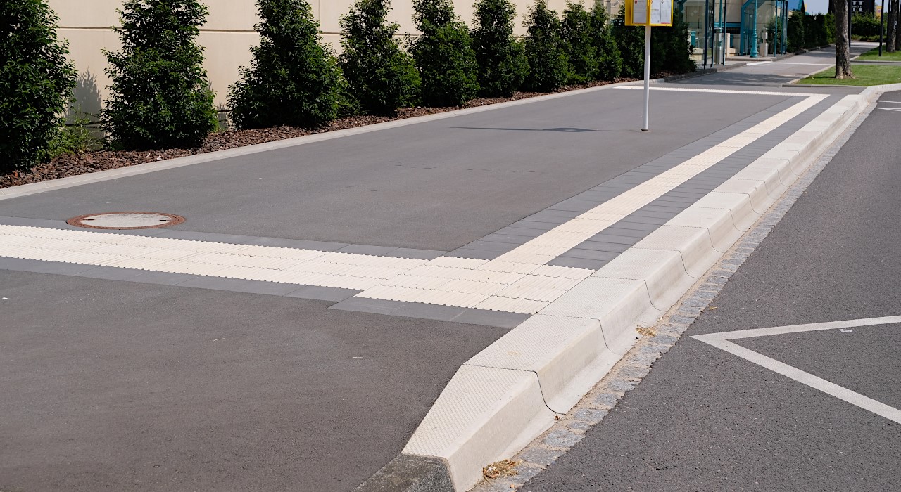 A32. Quais d’embarquement et de débarquement des autobus et des tramways